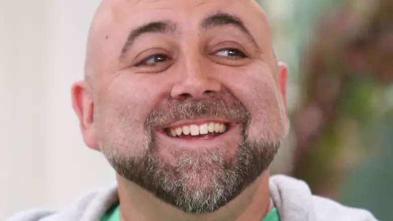 Duff Goldman mesem ing hoodie lan kaos ijo