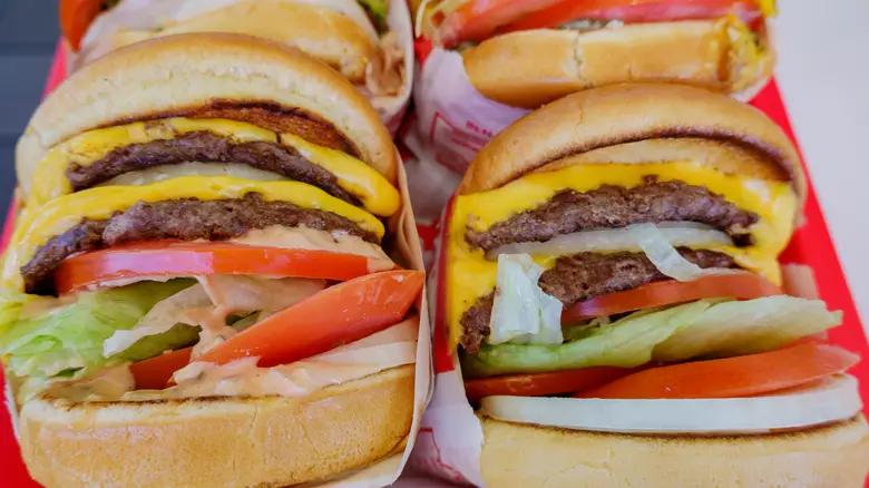 In-N-Out nga mga burger sa tray