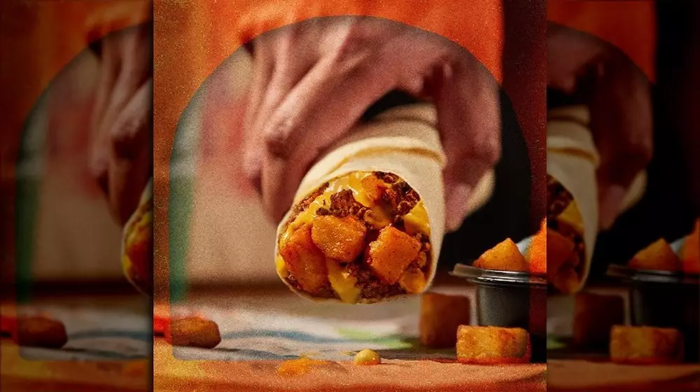 Taco Bell Kartupeļu rito rokā