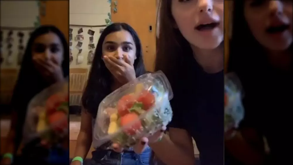 Estudantes de NYU con ensalada