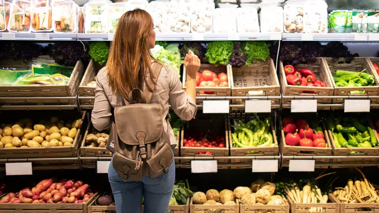 Kvinna som shoppar färska grönsaker