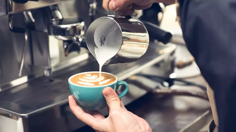 E sasaa e le Barista le susu i totonu o se ipu espresso