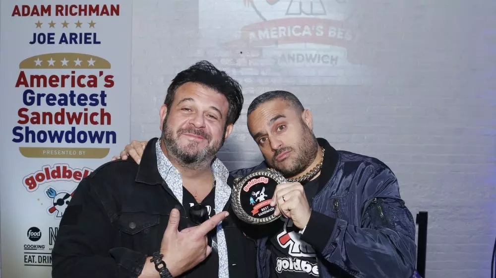 Adam Richman i le Sandwich Showdown