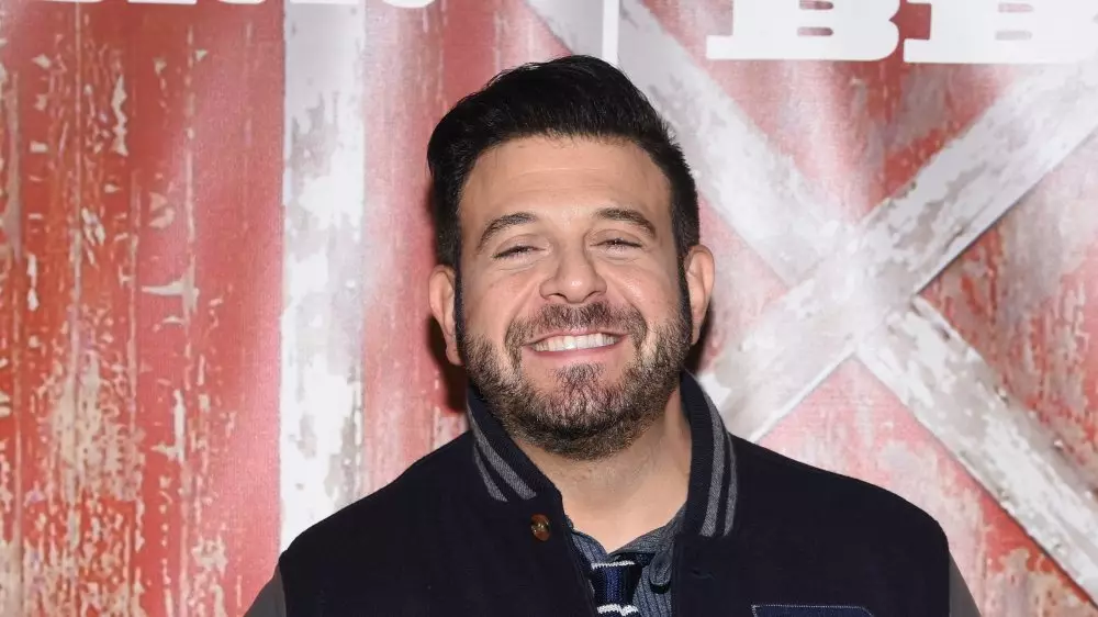 Hymyilevä Adam Richman