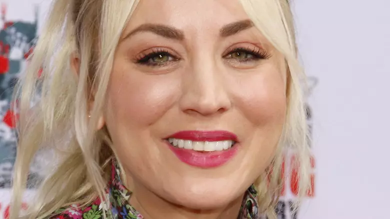 Nagpahiyom si Kaley Cuoco nga adunay pink nga lipstick