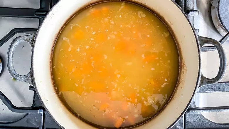 बर्तन में सूप पकाना