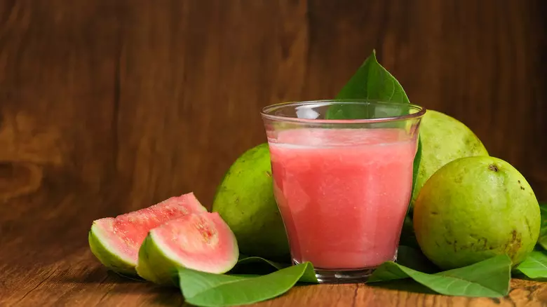 Guava ширеси guava мөмөлөрү жана жалбырактары менен