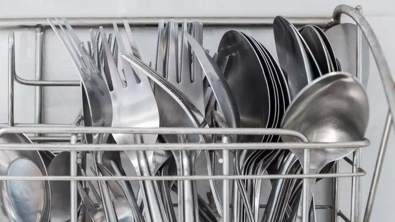 Сјајни, чисти сребрни прибор у машини за прање судова