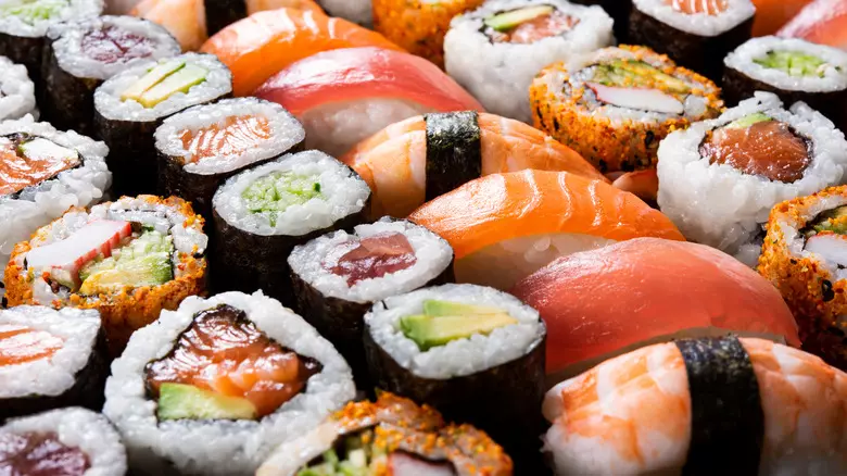 prato de rolos de sushi