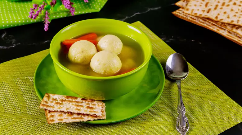 Matzo golyók zöld tálban