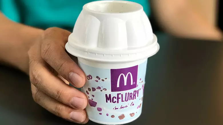 Mano tenante McDonald's McFlurry-glaciaĵon