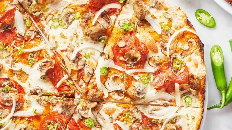 Fűszeres Milano pizza a kaliforniai pizzakonyhából