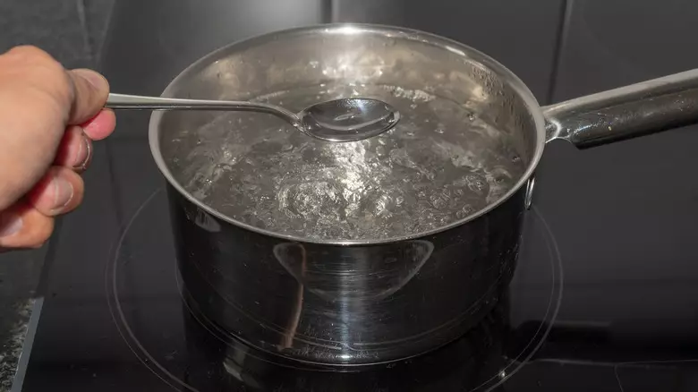 kolon sa nagbukal nga tubig sa usa ka stovetop