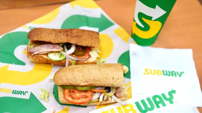Sandwich kumuzingo wa Subway hamwe na Subway cup