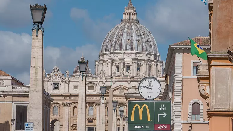 McDonald's ngay bên ngoài Thành phố Vatican