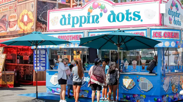 Dippin' Dots davanti al negozio