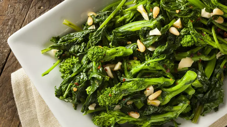 broccoli rabe ginisa sa ahos ug nuts