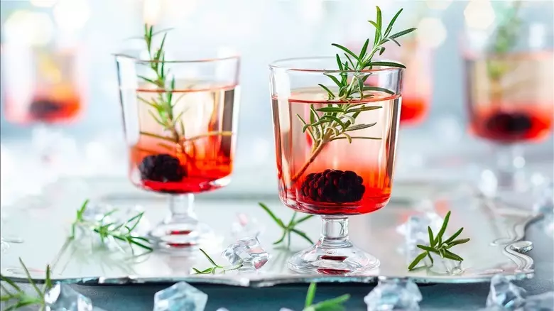 Koktail gin liburan dengan rosemary dan blackberry