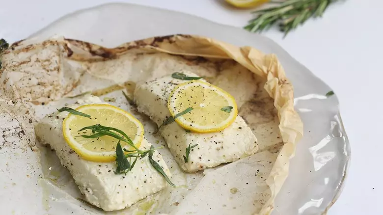 Kifurushi cha Halibut kilifunguliwa na slaidi ya limau