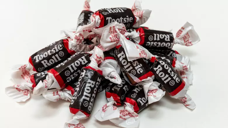 Kundi la Tootsie Rolls kwenye mandharinyuma nyeupe