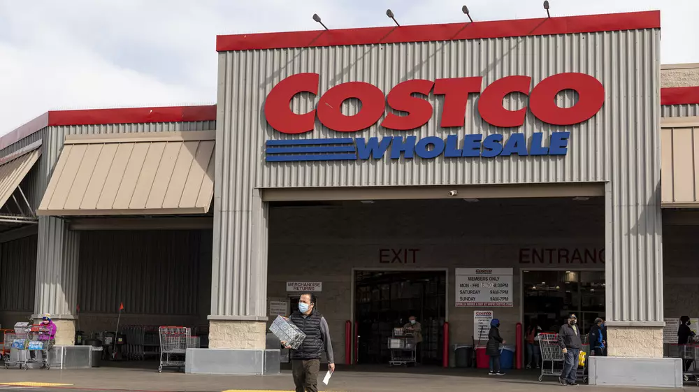 Costco çıkışının dışında