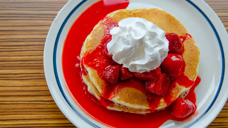 Pancakes bi topping strawberry û cream qamçiyan