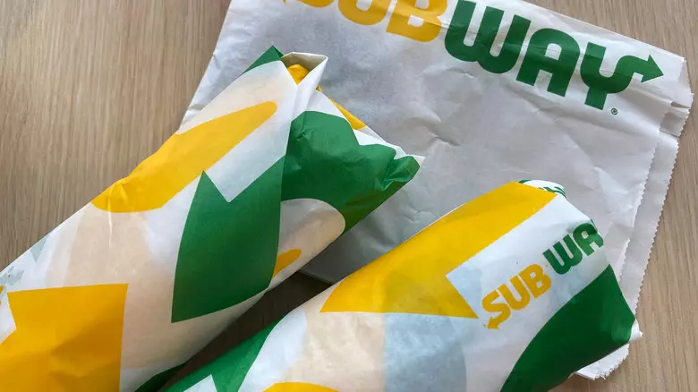 Ceapairí subway ar bhord donn