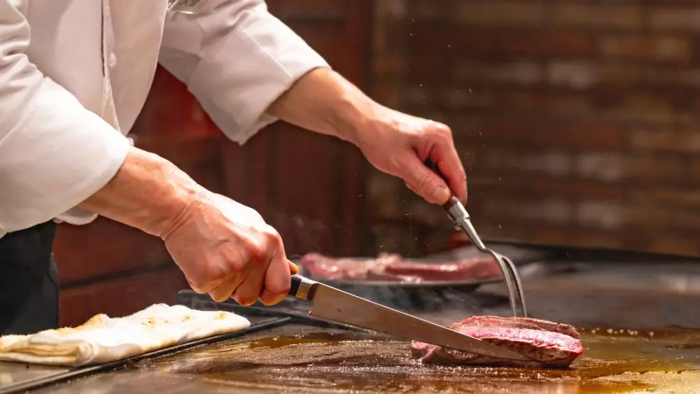 Koki Jepang memanggang daging sapi Kobe