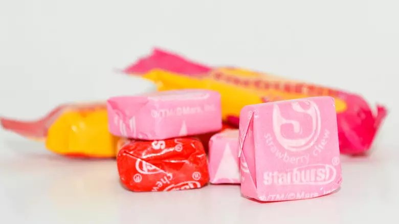 Starburst-Süßigkeit auf weißem Hintergrund