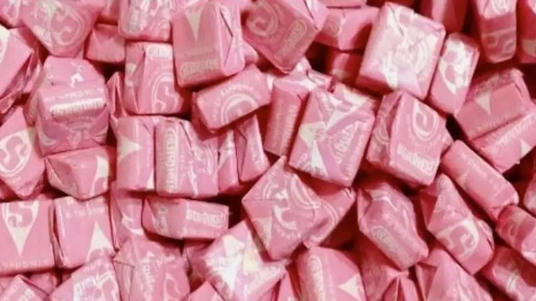 Un gros tas de Starbursts roses