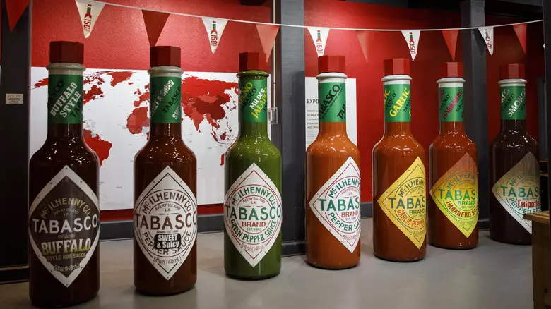 Daghang dagkong botelya sa Tabasco sauces