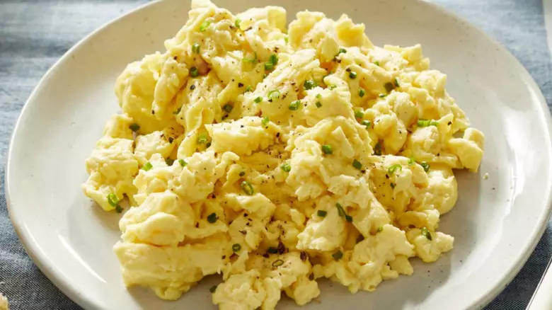 seasoned scrambled qwai akan faranti