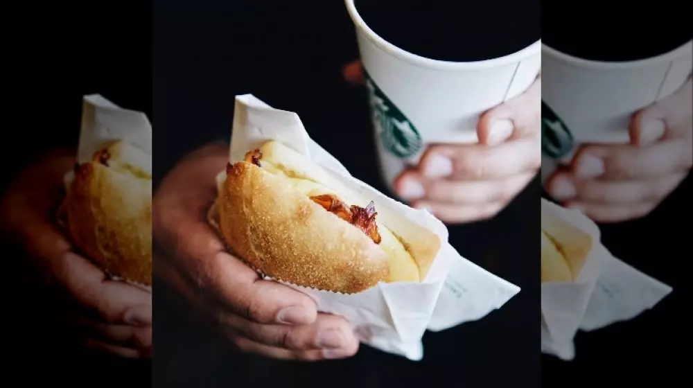 Starbucks bekon, gouda va tuxumli sendvich qahva bilan