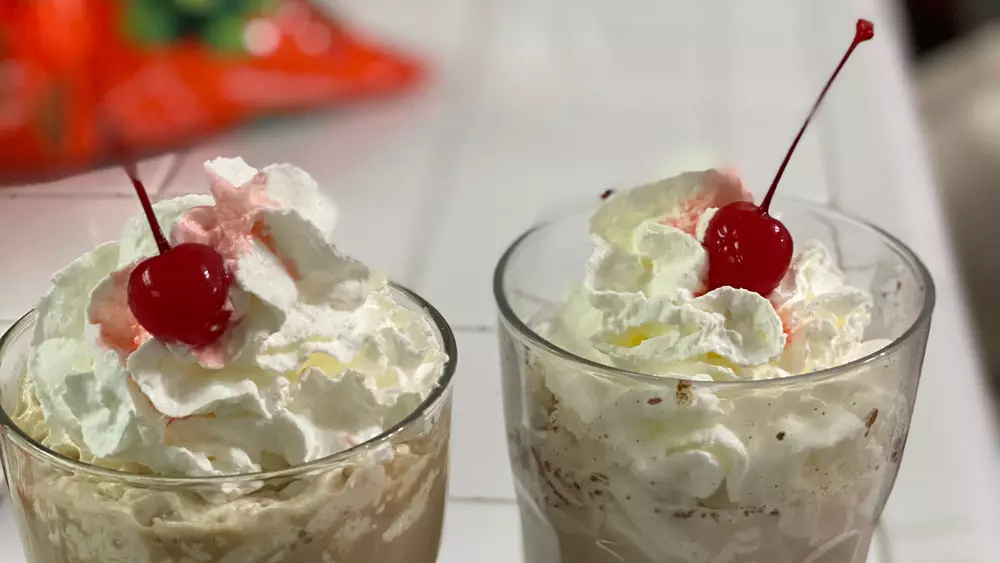 Milkshake tops na may cherry at whipped cream