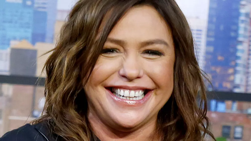 Primer pla de Rachael Ray somrient amb un top negre