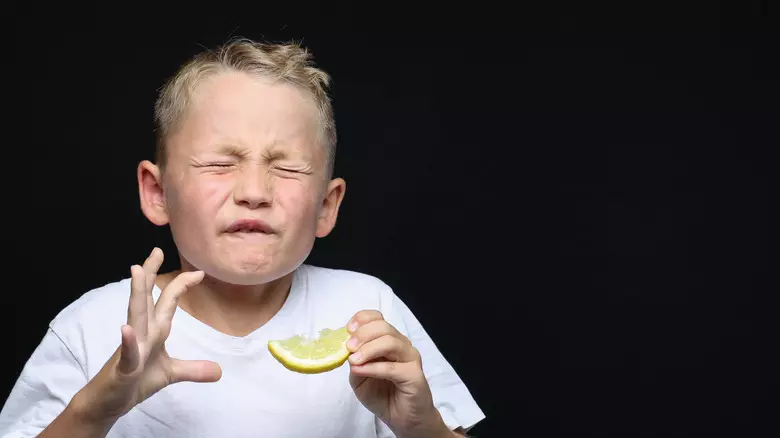 Chlapec v bolestiach po jedle citrónu