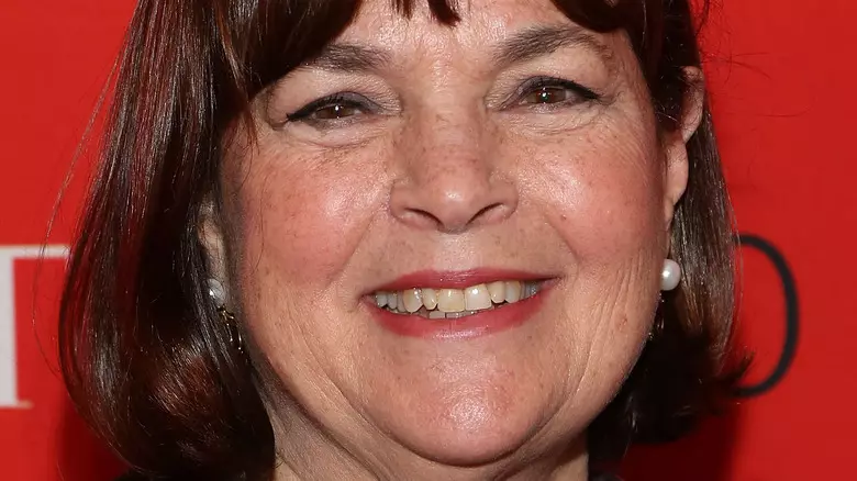 Ina Garten tersenyum