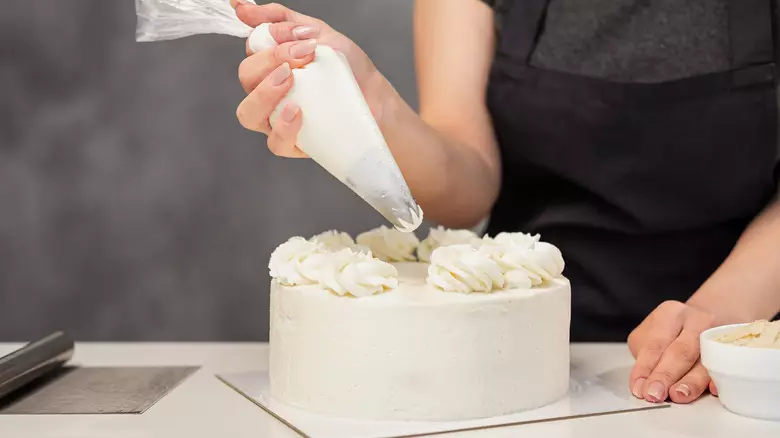 Exprimir el glaseado en el pastel de bodas
