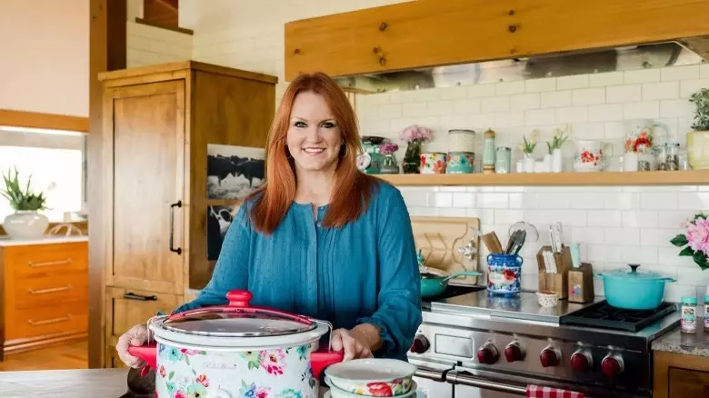 Ree Drummond šypsosi virtuvėje su puodu