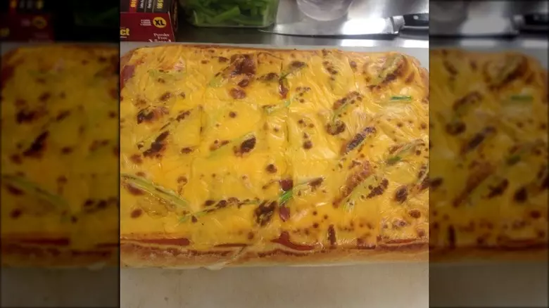 Tavada bibərli pizza.