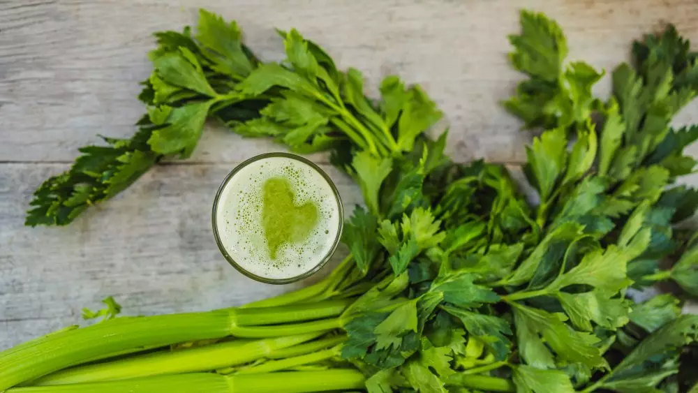 Gambi, foglie e succo di sedano