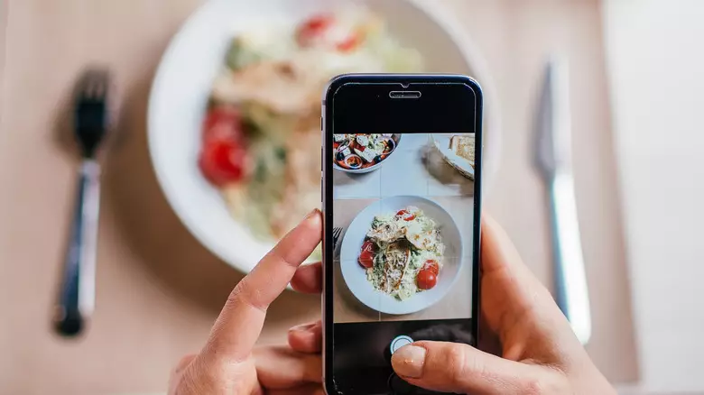 telefon mluví vertikální obrázek stolu s jídlem