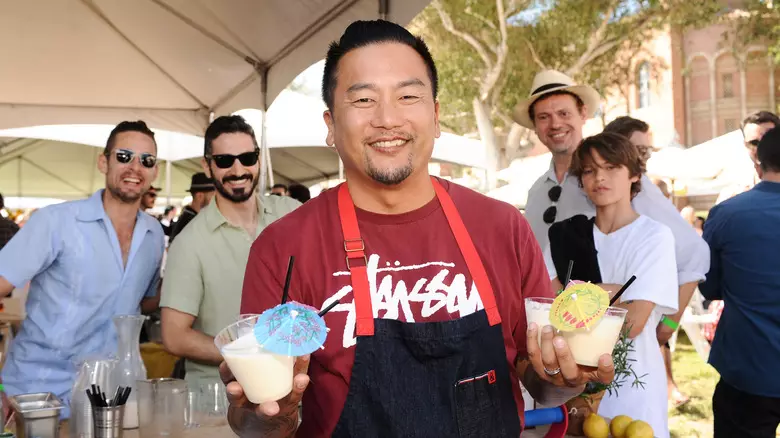 chef roy choi nyekeli ombenan karo payung ing wong