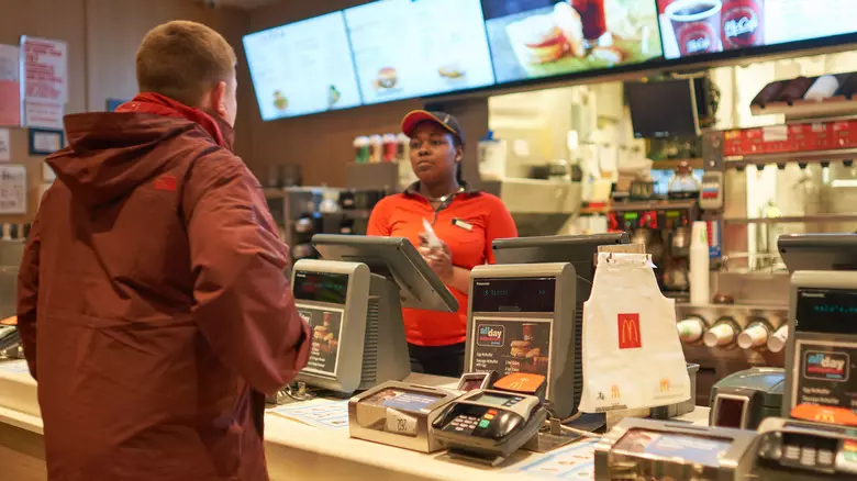 Mijoz McDonald's xodimi bilan gaplashmoqda