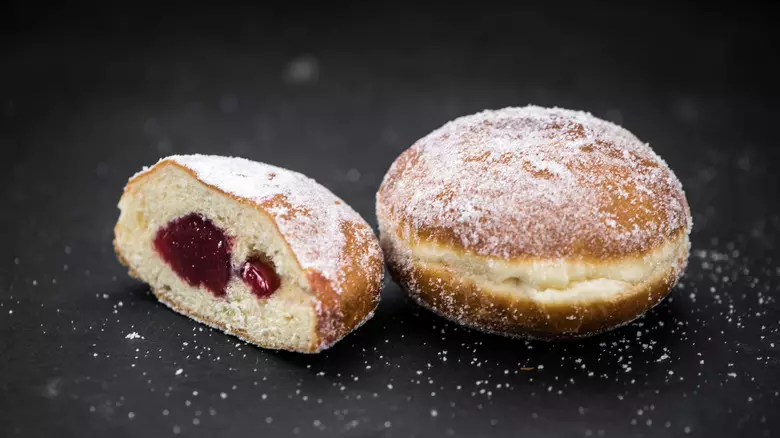 Berliner yuzuye hanyuma ugabanye gufungura berliner hamwe na jelly