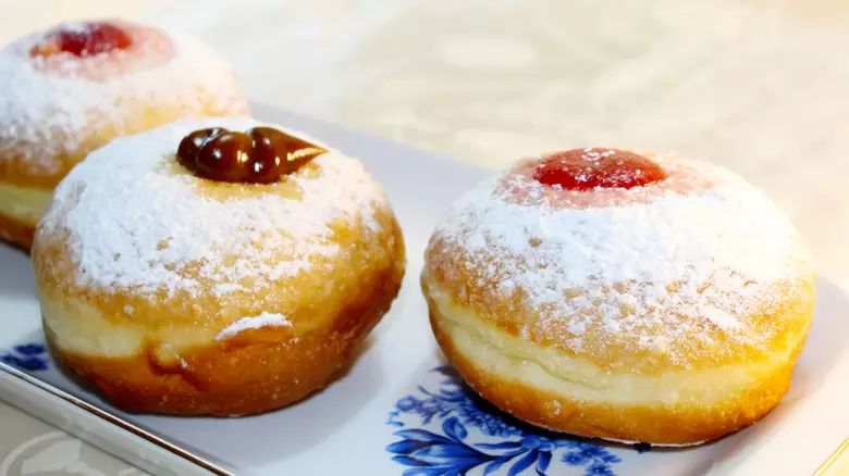 jöle ve çikolata sufganiyot