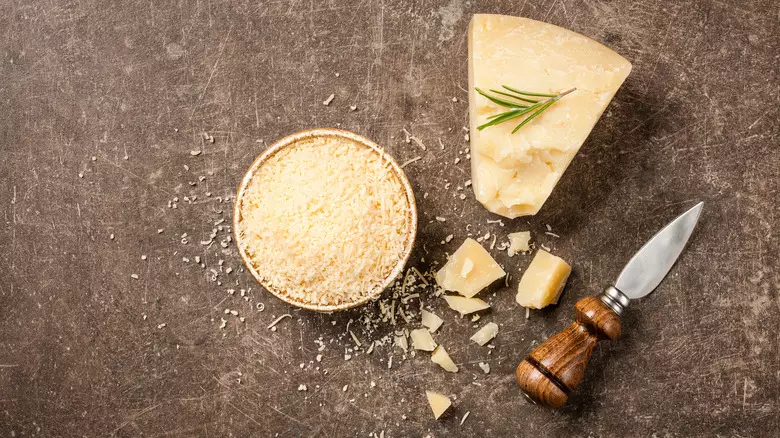 Сыр пармезан, тертый и целый ломтик