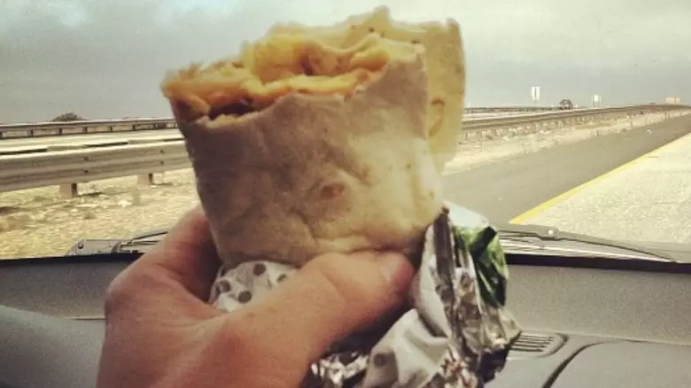 ہاتھ پکڑے ہوئے McDonald's McSkillet Burrito