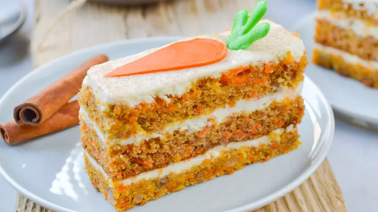 ចំណិតនៃនំការ៉ុតជាមួយ icing