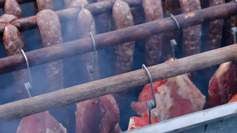 Fake Barbecue Joint တွင် ရှိနေကြောင်း ပြောပြရန် နည်းလမ်းများ 2226_3